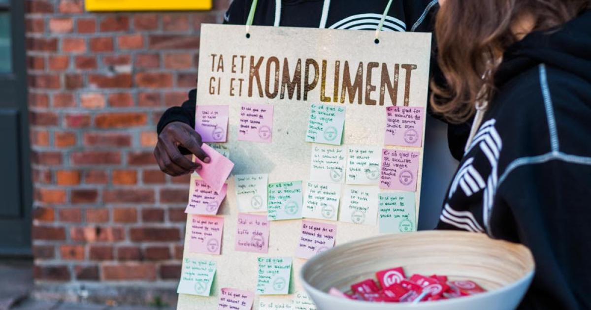 Raus med komplimenter på campus